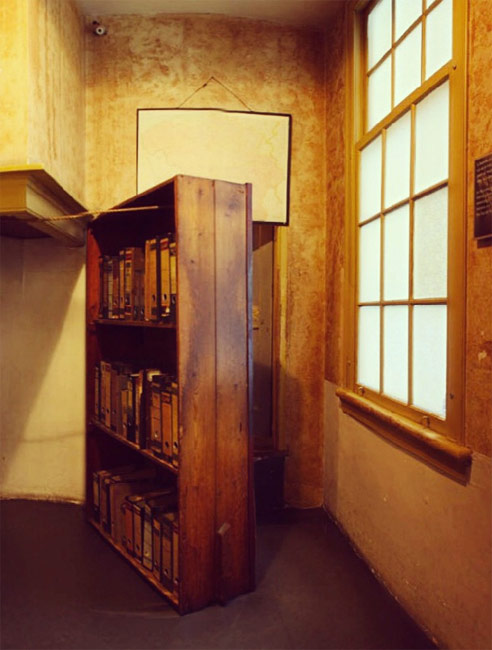 Anne Frank Facts: 25 Facts about Anne Frank ←FACTSlides→